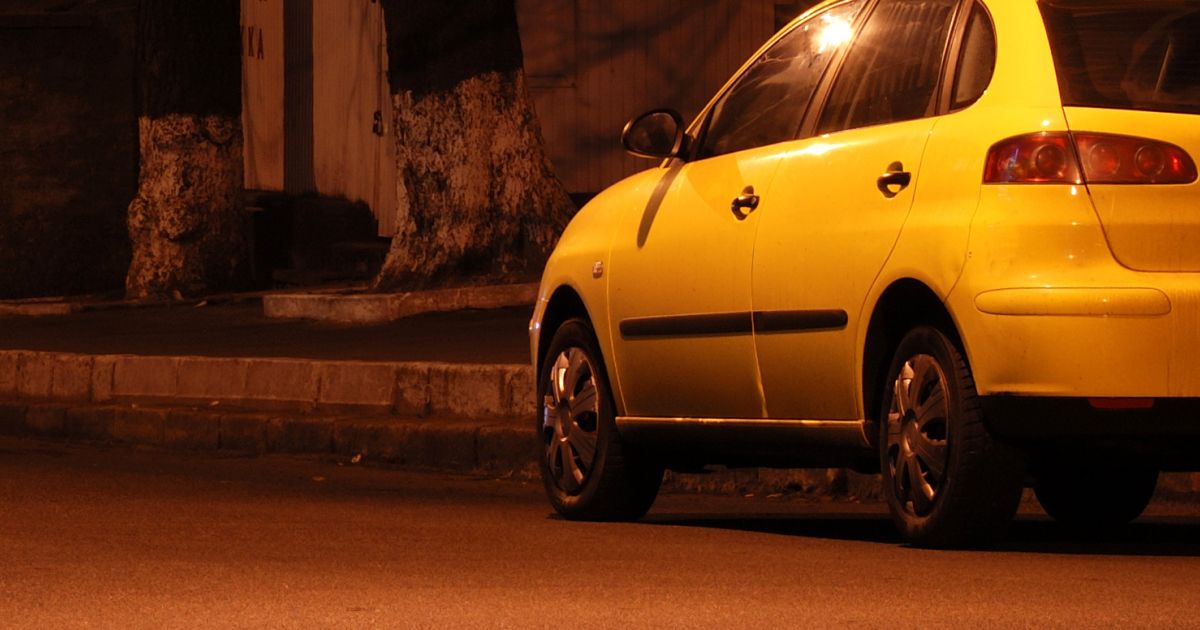 Pozor, po pouku ljubljanskim učencem na poti domov sledi rumen avto ...