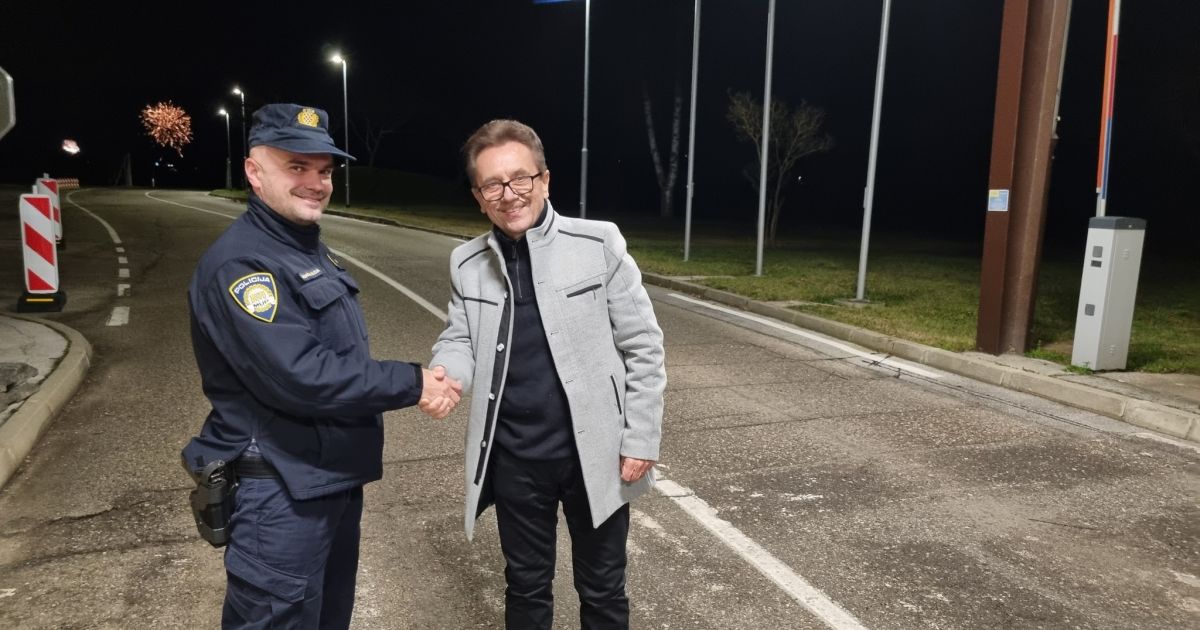 Razkriški župan novo leto pričakal na meji, kjer sta policista dvignila ...