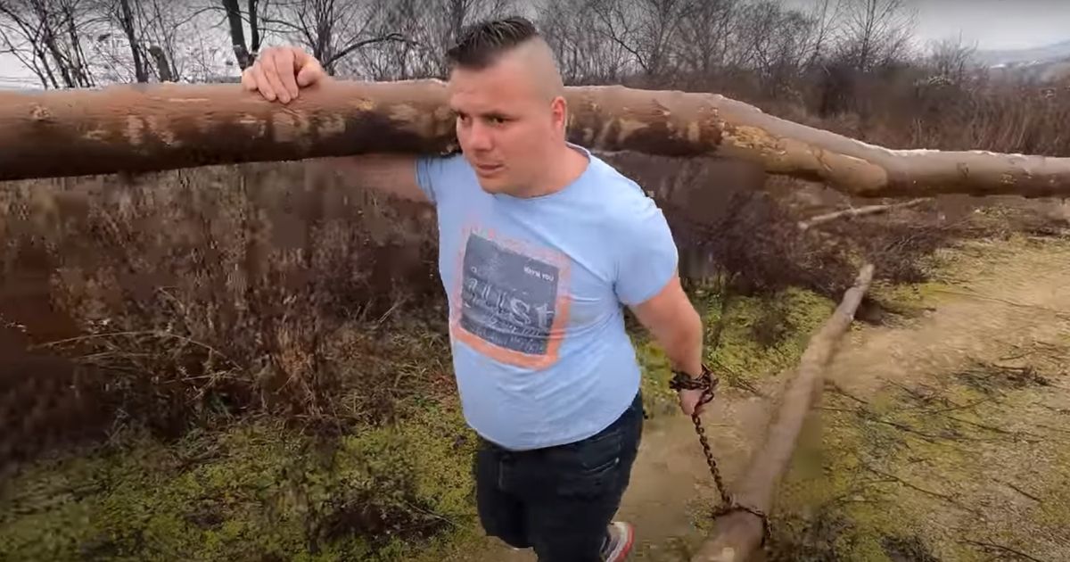 Bosanski Hulk za preživetje družine gara kot konj, umiva se v snegu ...