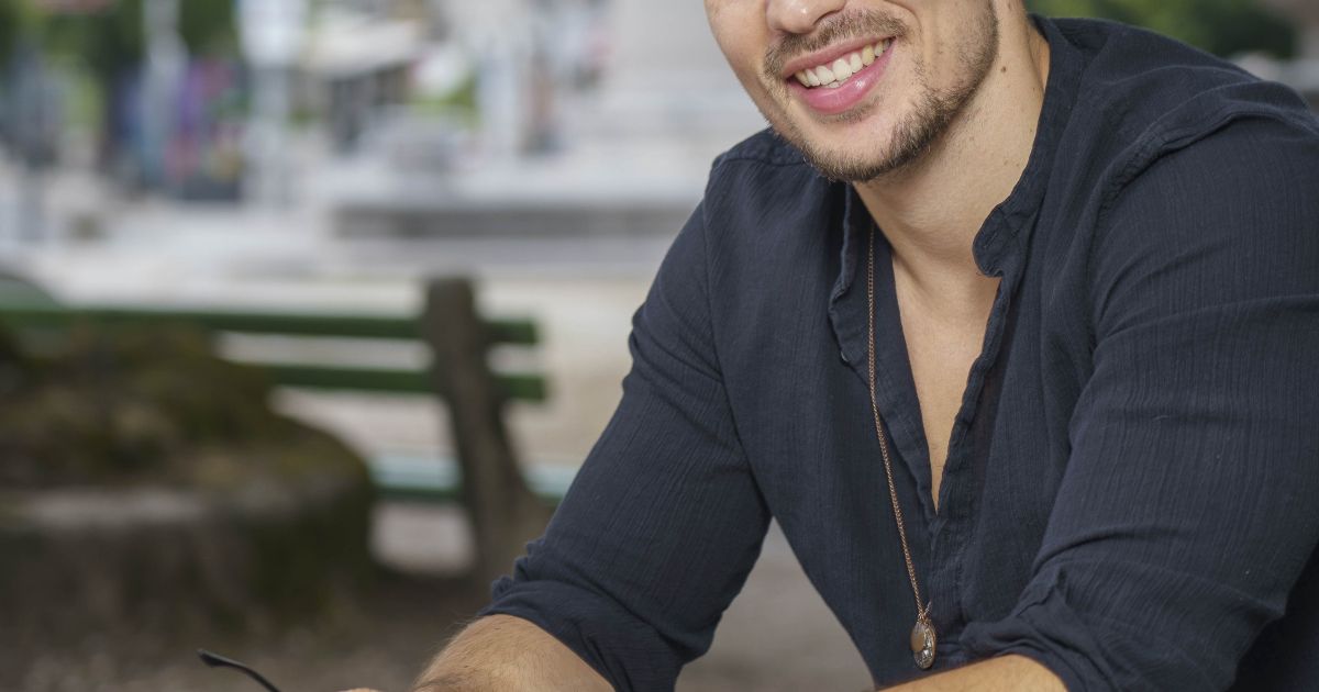 Žan Serčič na kavi z legendarno modrooko pevko - Svet24.si