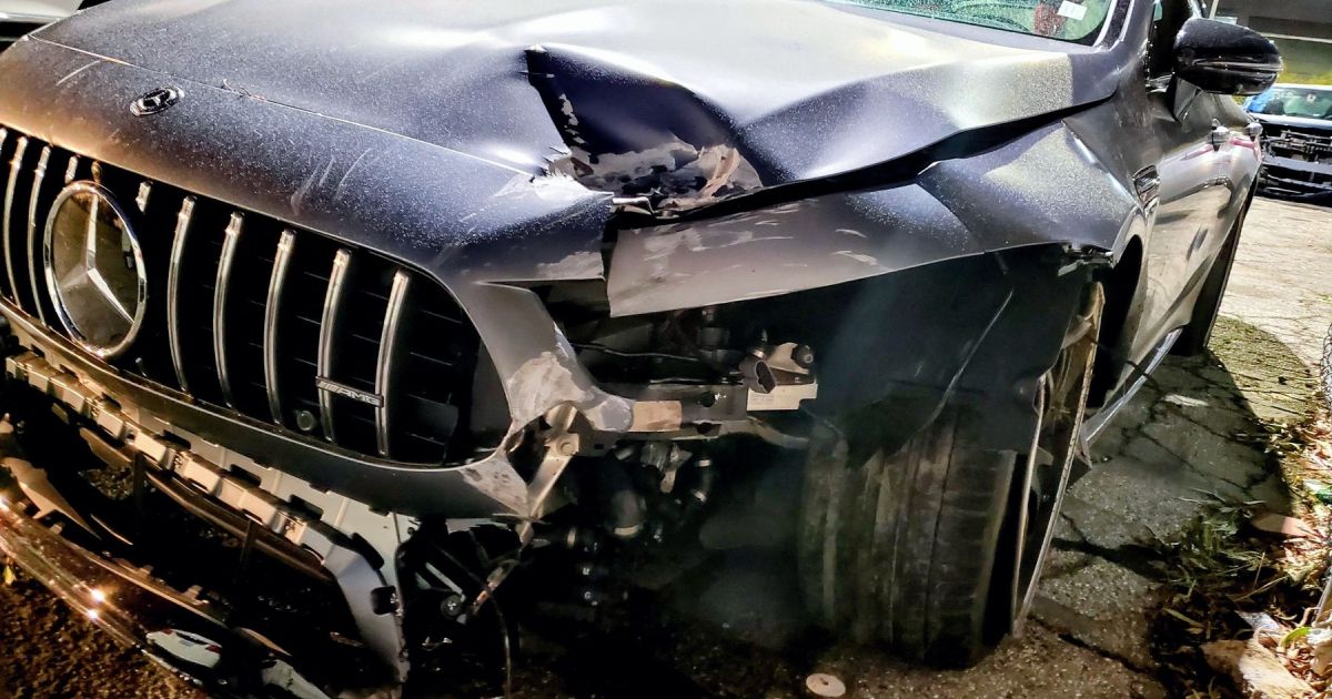 FOTO: Zvezdnik na Beverly Hillsu svoj pregrešno dragi avto zaril v hišo ...