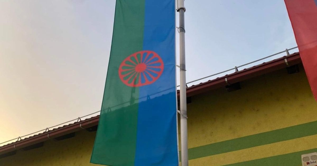 Poseben dan za Rome: Romska zastava bo pred občinsko stavbo visela en ...