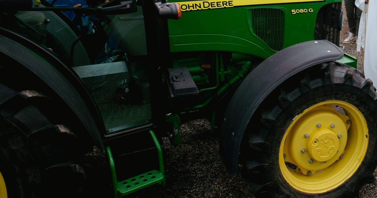 Zadet in opit s traktorjem poskušal pobegniti policistom - Svet24.si