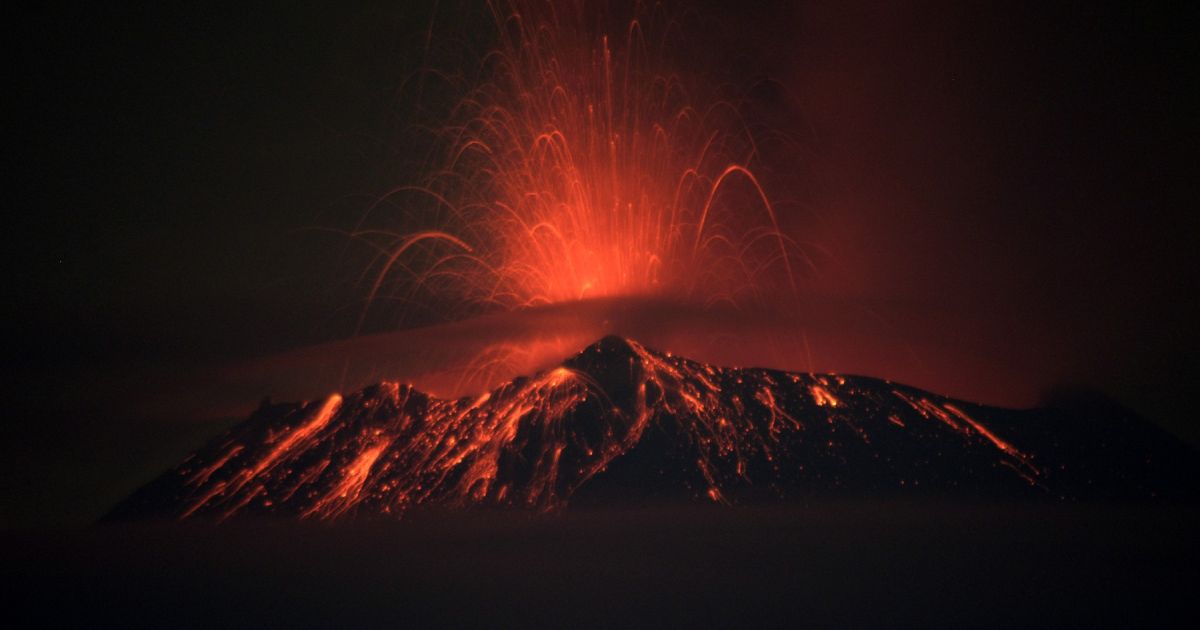 Popocatepetl, eden najnevarnejših ognjenikov na svetu, bruha lavo ...