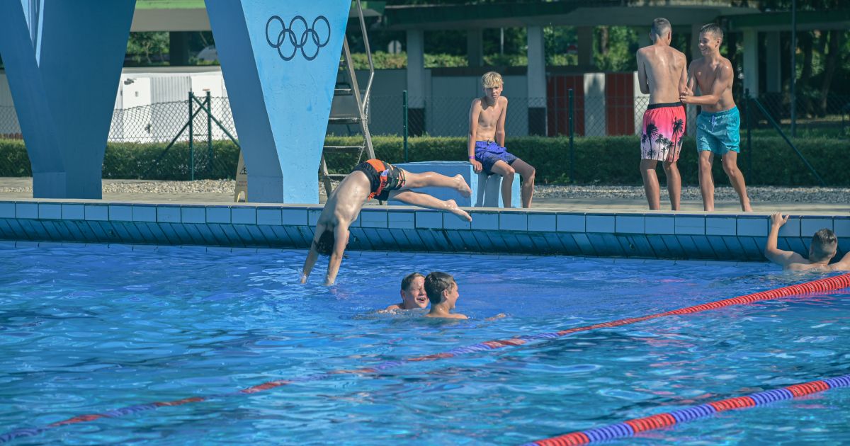 Pretepli reševalca iz vode, ker jim ni pustil skakati z roba bazena ...