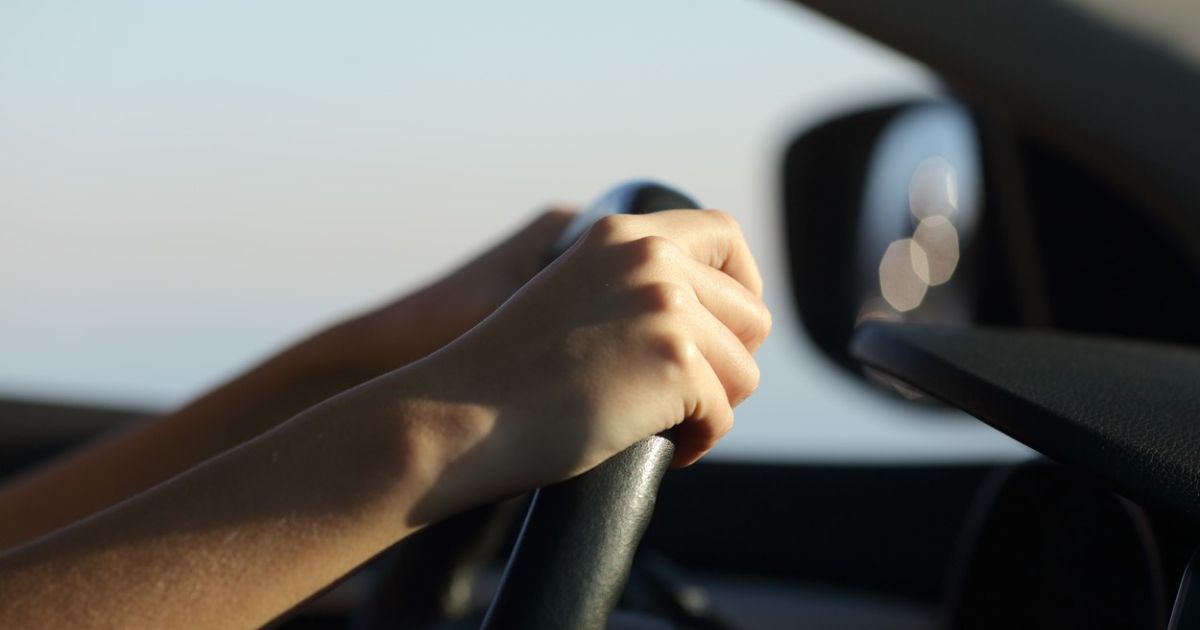 Zadet od kokaina sedel za volan, sledil je trk - Svet24.si