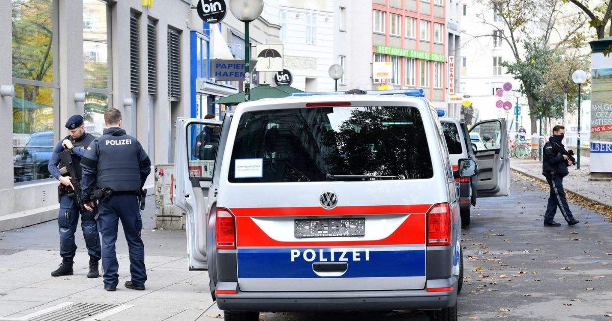 Pred stavbo našli kovček, iz katerega so štrleli deli nog - Svet24.si