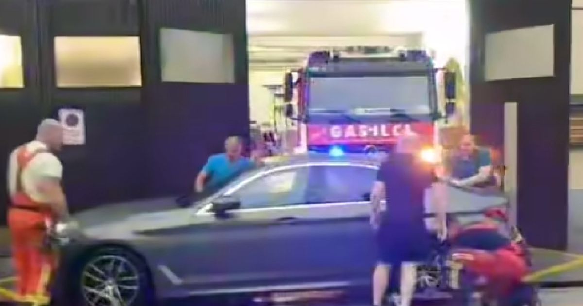 Video: Tako je lahko življenje poceni, če se morajo gasilci pred ...