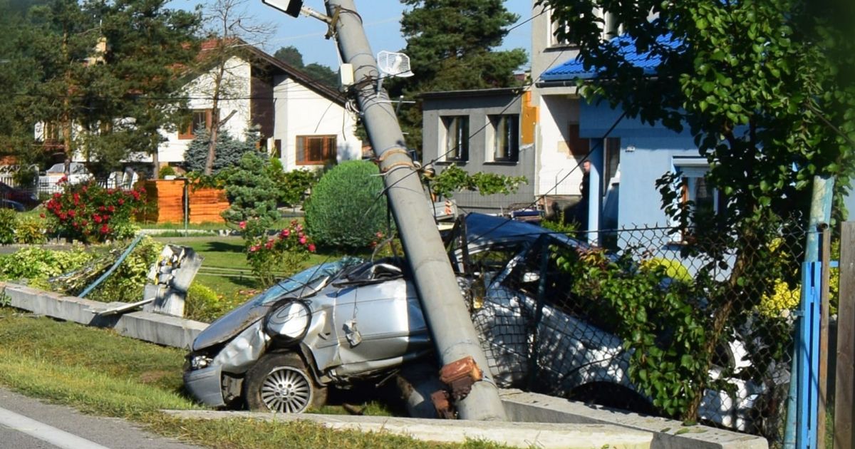 Foto: Pijan 18-letnik s sedmimi pajdaši v avtu; končali v ulični ...