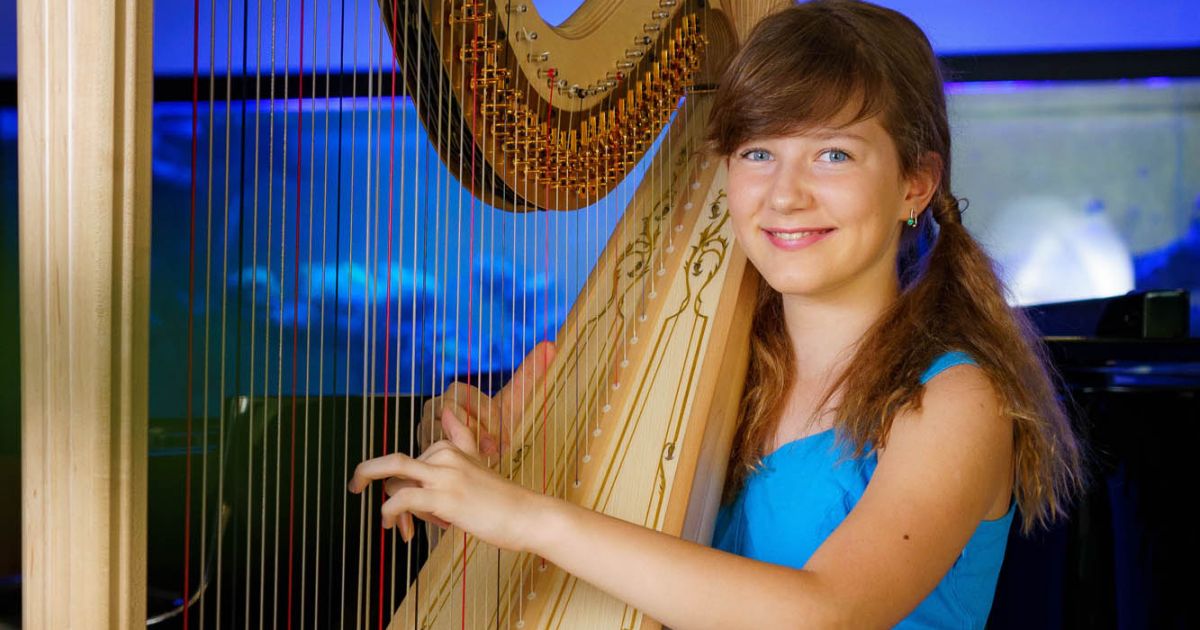 11-letna harfistka Evelin Greblo navdušuje tudi zvezdnike - Svet24.si