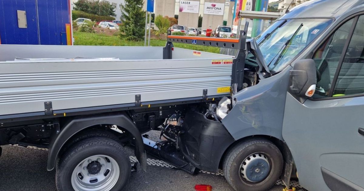 Foto: S kombijem se je zaril pod tovornjak - Svet24.si