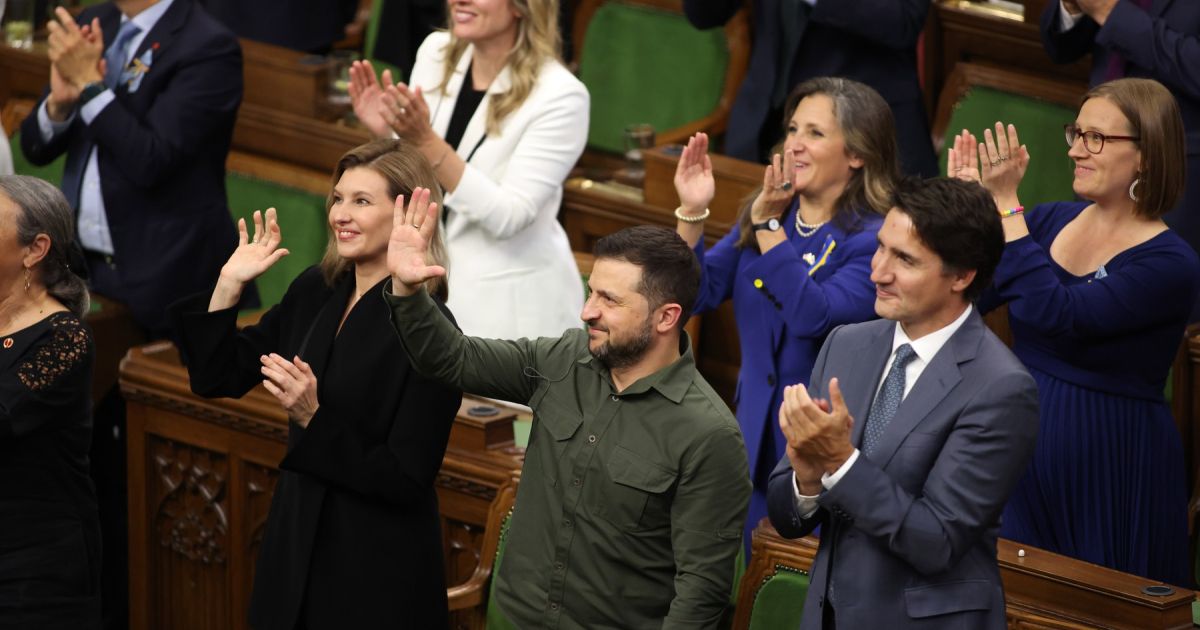 Kanadski poslanci po nagovoru Zelenskega navdušeno zaploskali nacistu ...