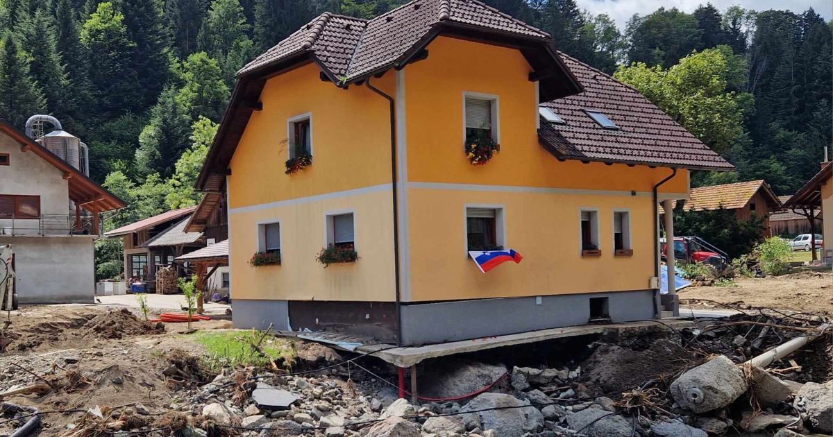 Agonija traja že od poplav, hiše niso varne; skrbi jih, ali bo zaselek ...