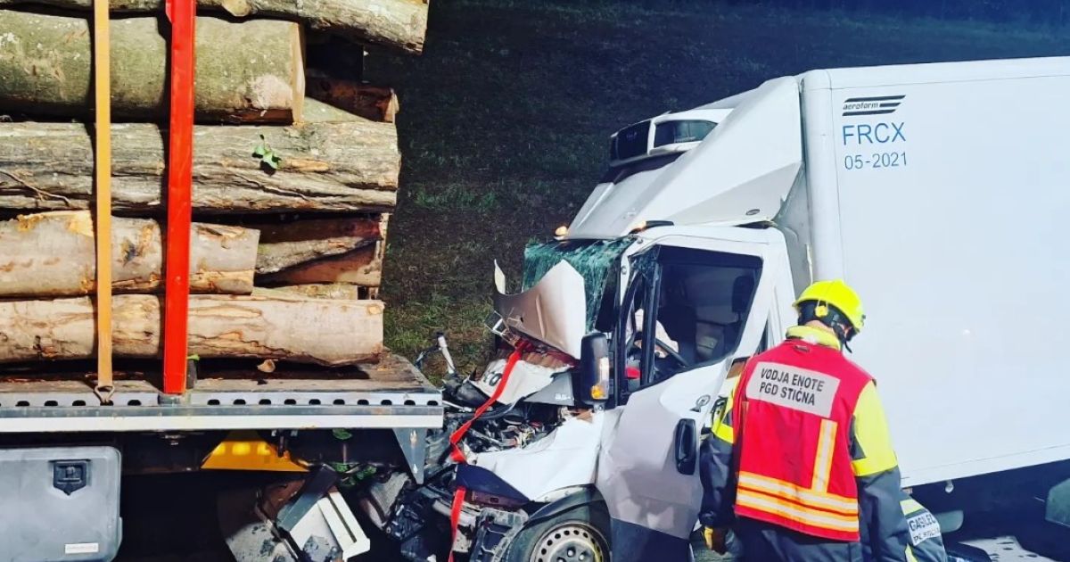 Foto: S kombijem je zaril pod tovornjak - Svet24.si