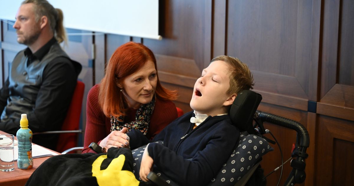 Mateja Peterka prepričana, da je triletni Julijan zaradi napake kirurga ...