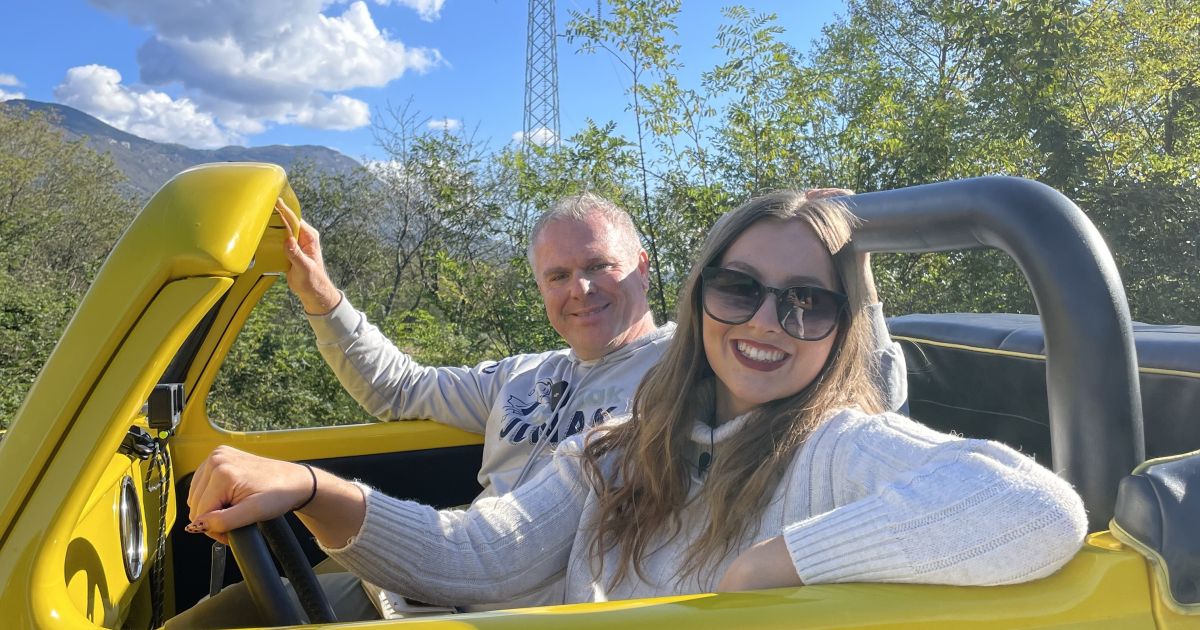 Video: Pripravnica Lara obkljukala vožnjo z rumenim beetlom - Svet24.si