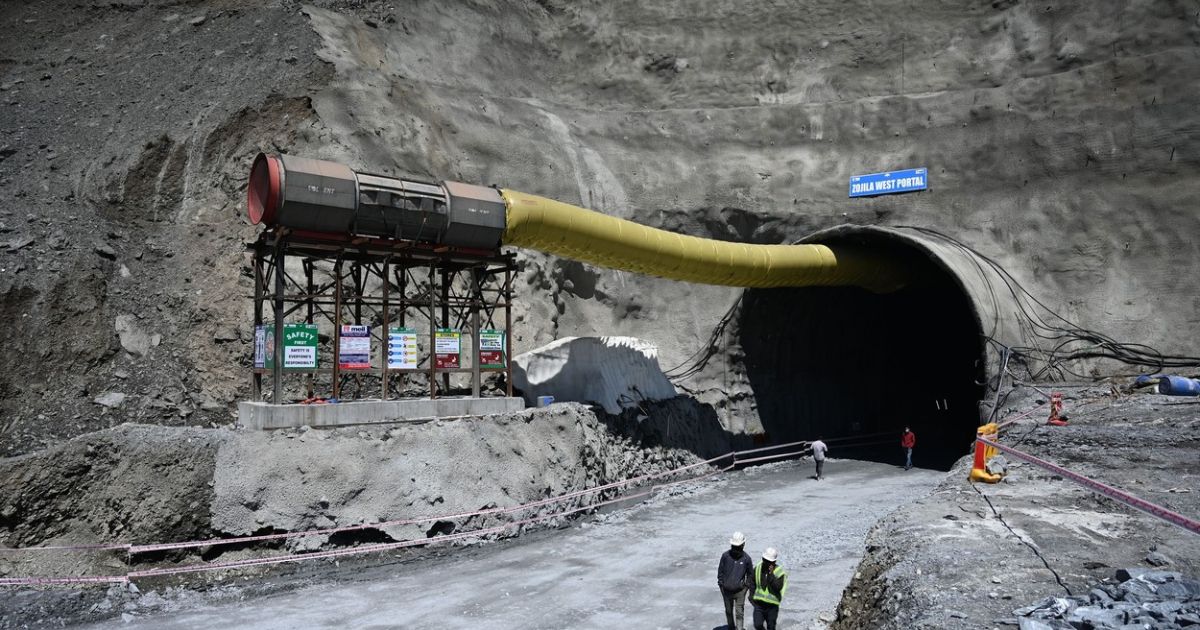 40 ujetih delavcev želijo rešiti po cevi premera 0,76 metra - Svet24.si