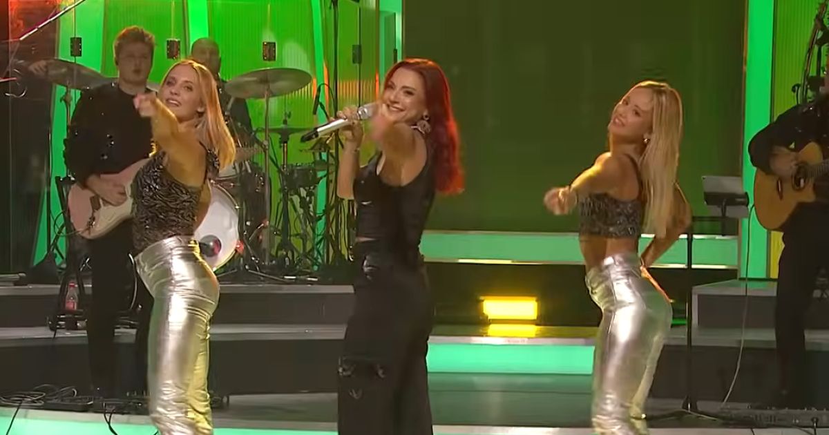 Tanja Žagar na odru skupaj s hčerko partnerja Mikija - Svet24.si