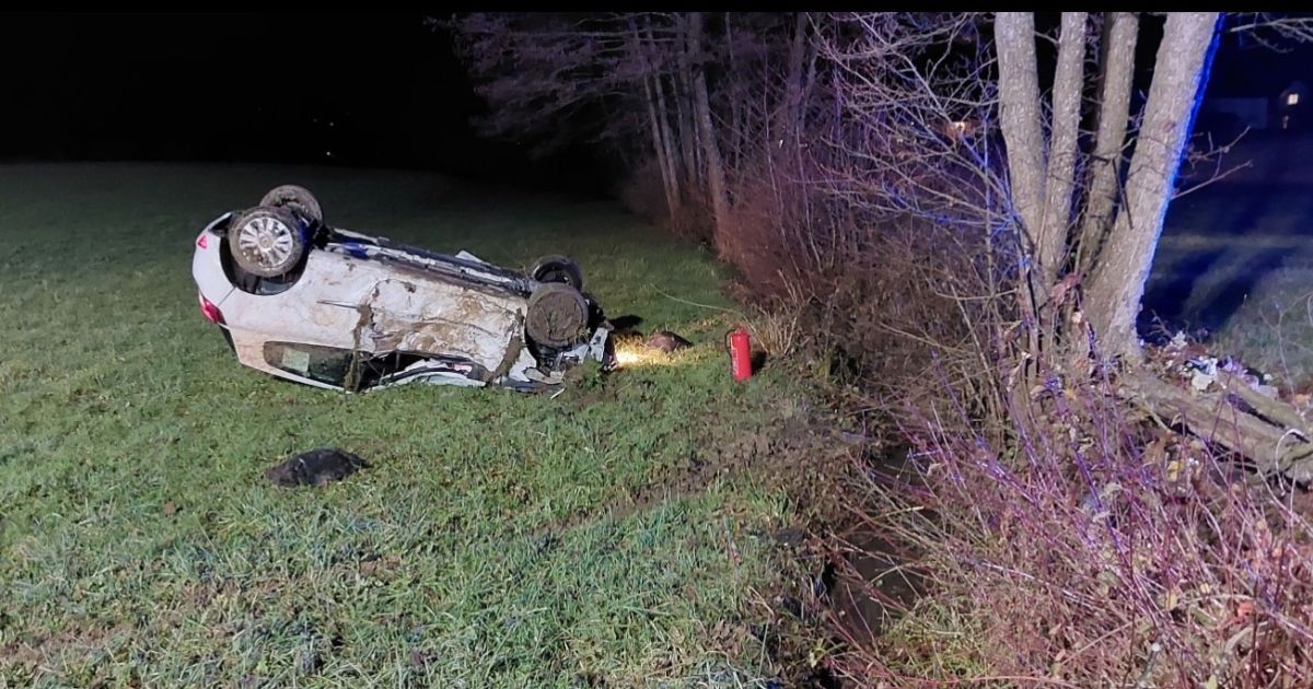 Zapeljal s ceste in trčil v drevo - Svet24.si