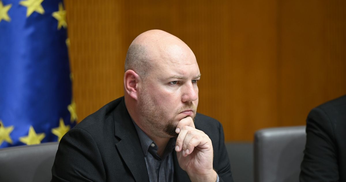 Lamut se je odzval na očitke o "povabilu" Sove, čudi pa ga poteza ...