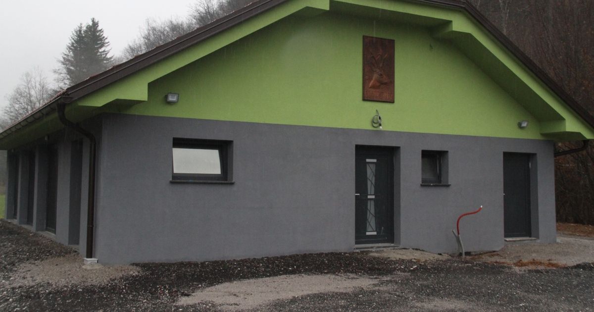 Lovci gradili brez dovoljenja: Gradbeni inšpektor zahteval odstranitev objekta - Svet24.si