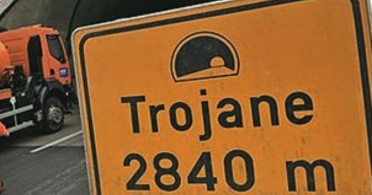 V predoru Trojane zjutraj trčenje treh vozil; cesta je zdaj že normalno ...