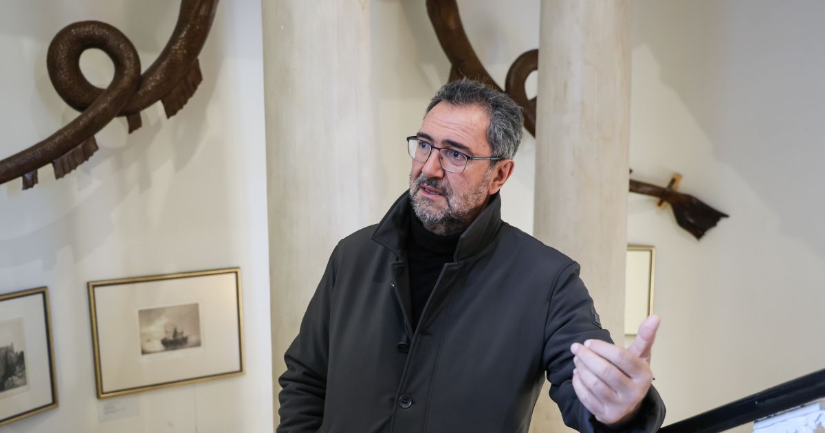 Narisal sem ogromnega Kohla, ki za rokco drži majhnega Kučana - Danilo ...