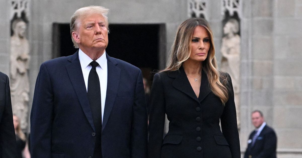 Razburjenje prek luže: Melania in Donald Trump na različnih bregovih? - Svet24.si