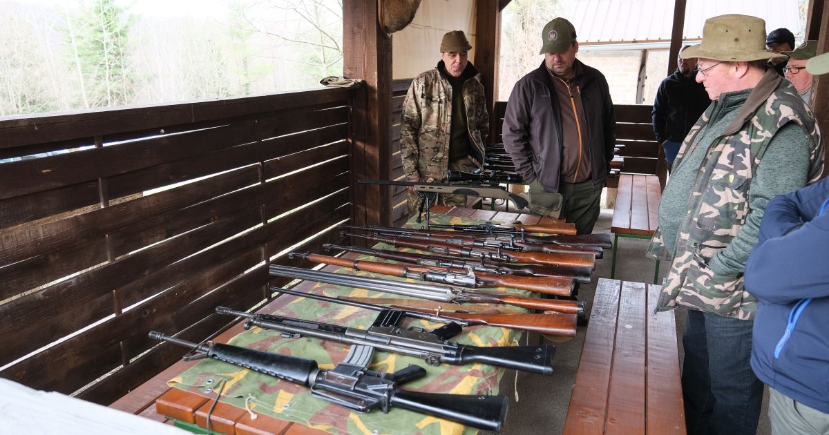 Streljali golobe in preizkusili malokalibrsko pištolo - Svet24.si