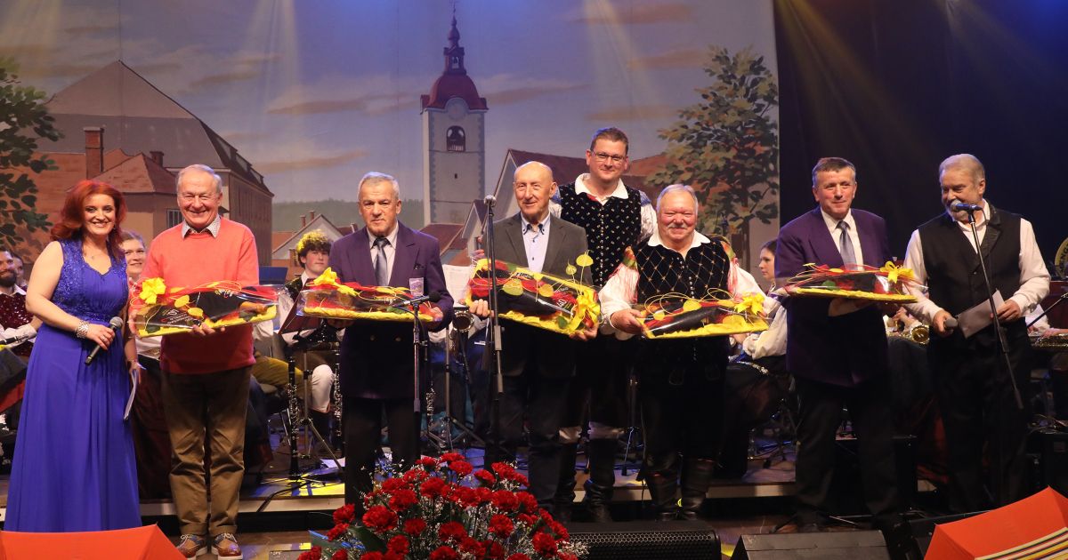 Po poplavi so sanirali dvorano in uživali pod 40. Mengeško marelo ...