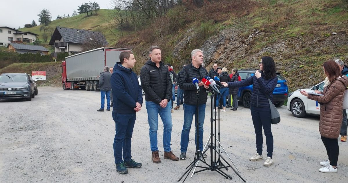V Poljanski dolini s protestno zaporo opozorili na nujnost ...