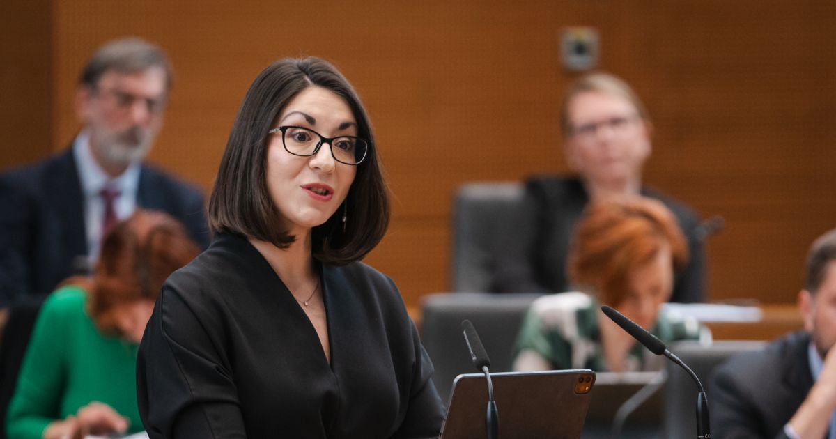 Pripombe računskega sodišča na nakup nesrečnih računalnikov ministrice ...