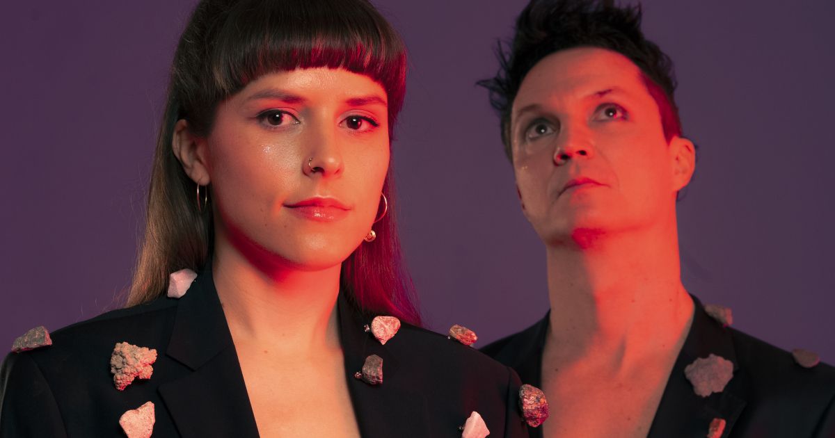 Lažje je, če sami sebe ne jemljemo preveč resno - Revija Stop