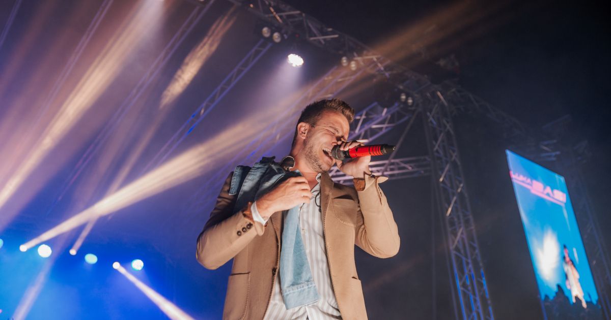 Luka Basi si je sredi koncerta strgal hlače - Svet24.si