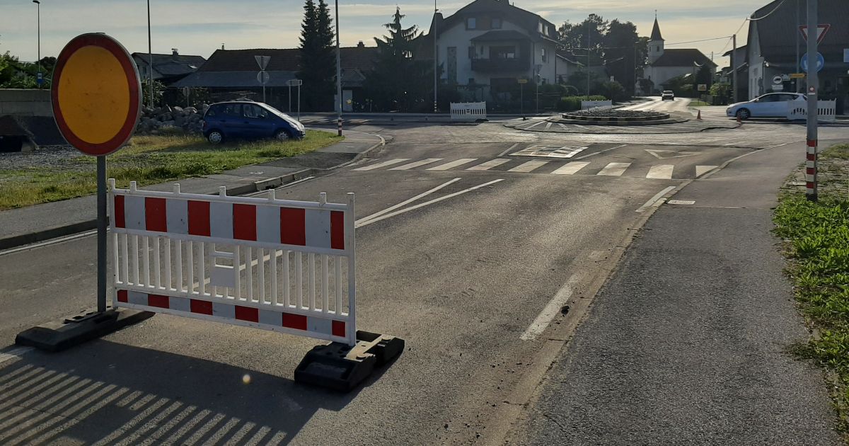 Poteka obnova krožišča, promet urejen s semaforji in obvozi - Vestnik.si