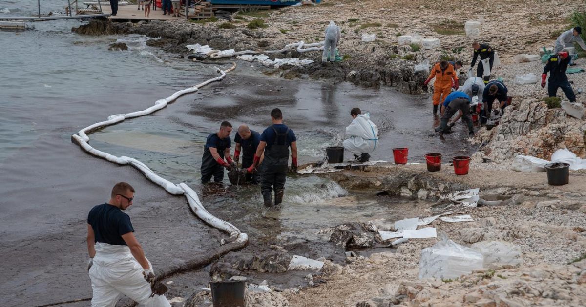 Naftni madeži pri Premanturi - Svet24.si