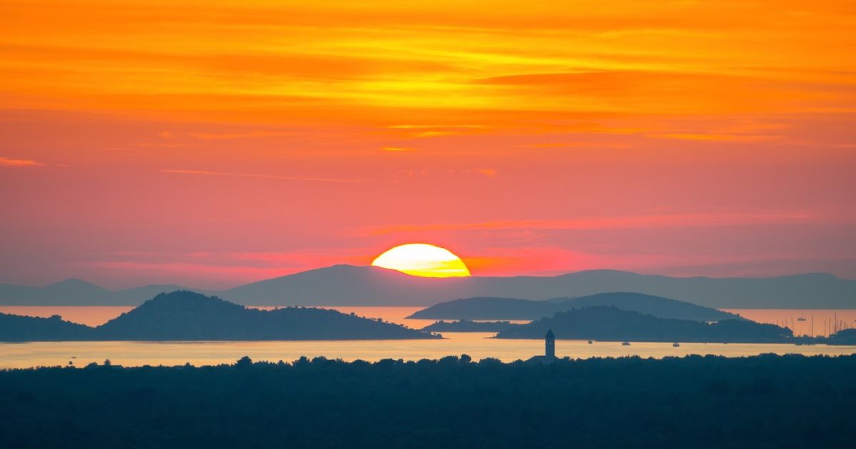 Prebivalci hrvaškega otoka pri Šibeniku spodili trajekt s turisti ...
