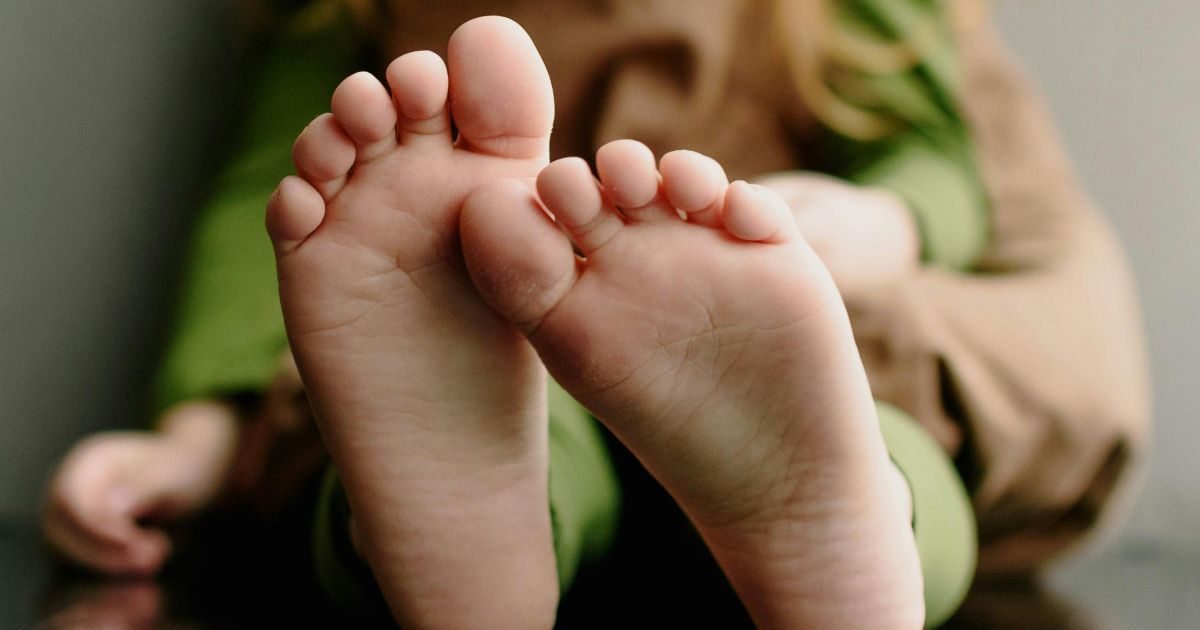 Najpogostejši vzrok za bolečine v petah pri otrocih - Svet24.si