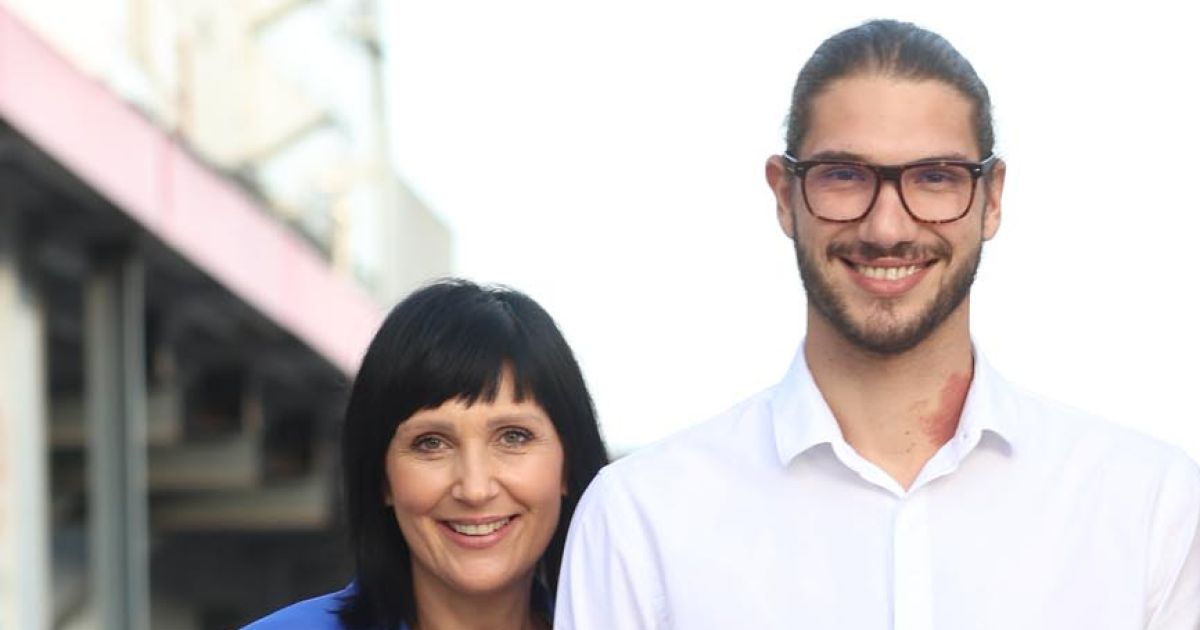 Luka Pangos v objemu punce, mame in tašče - Svet24.si