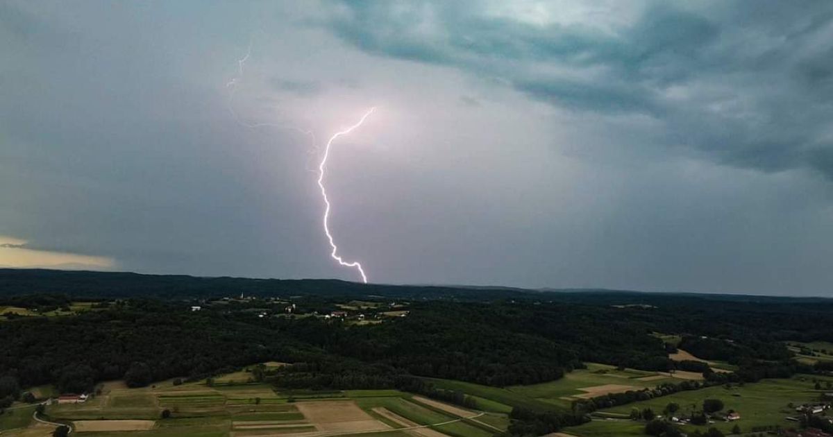 Tokrat prizaneslo Pomurju. Drugod poplave, poletelo tudi protitočno ...