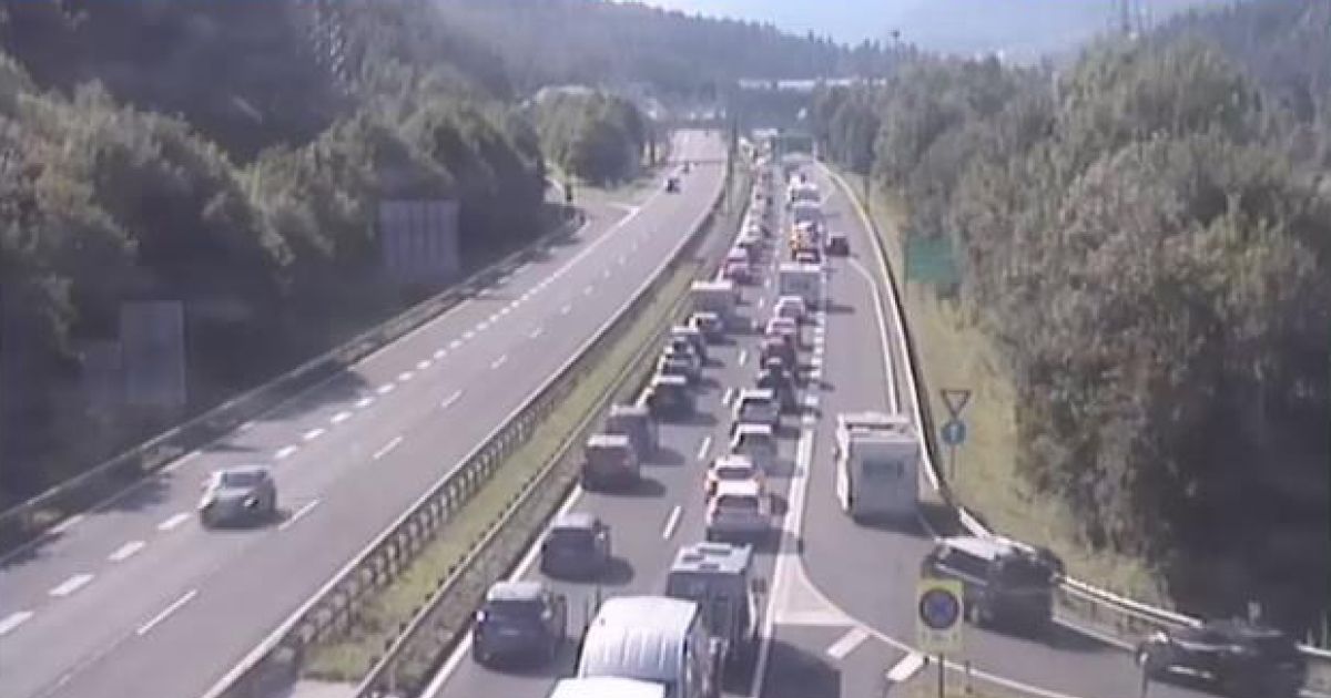Pred predorom Karavanke večkilometrski zastoj, gneča tudi na primorski avtocesti - Svet24.si
