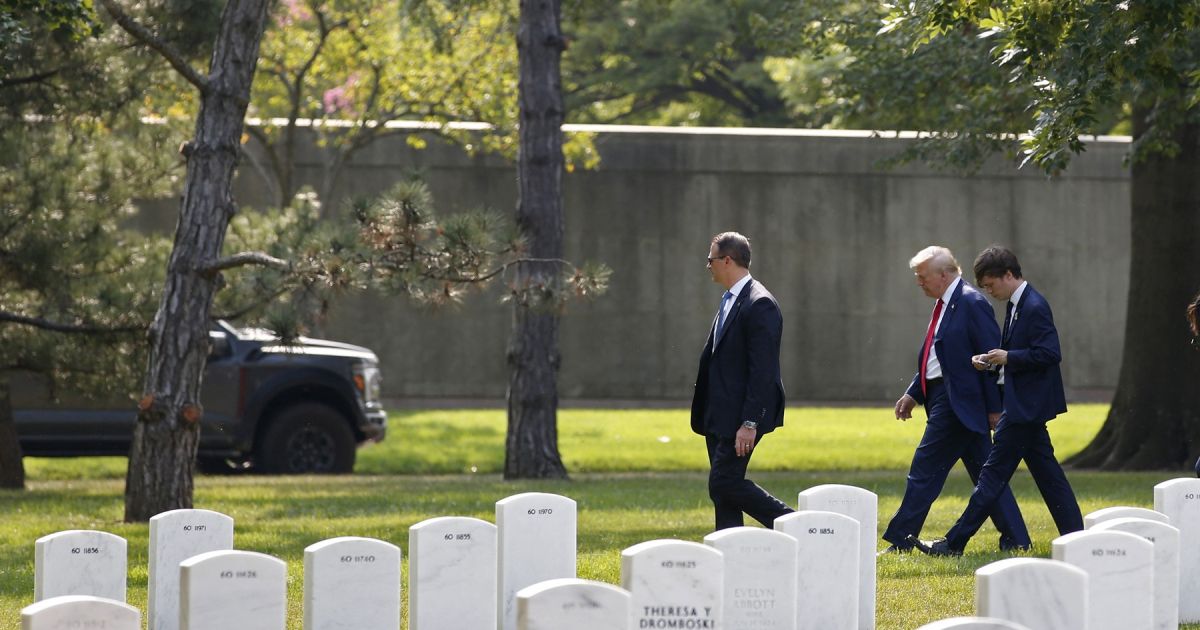 Trump zlorabil obisk pokopališča Arlington in razburil veterane; njegov ...