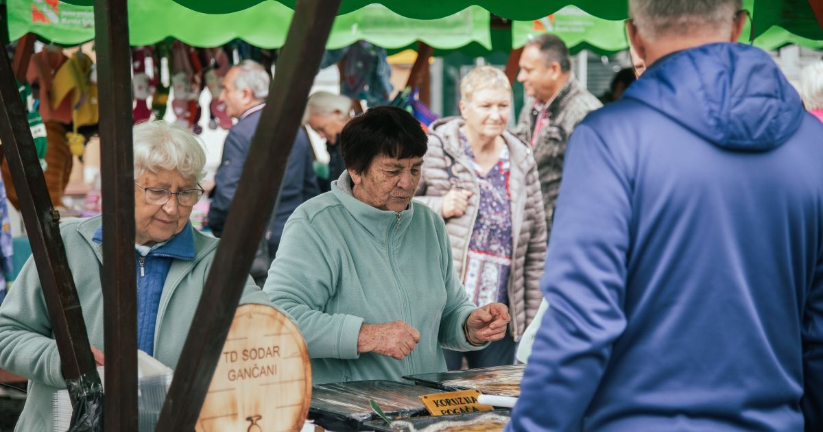 (FOTO) V Murski Soboti dišalo po klobasah in kuhanem vinu, potekalo je ...