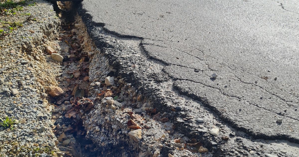 Razpadajoča in nevarna cesta - Svet24.si
