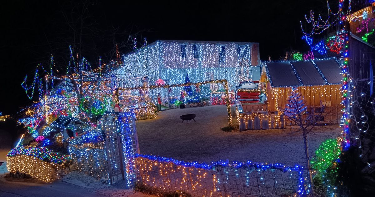 Domačijo na Vrhu pri Pahi odel v 1,400.000 prazničnih lučk - Svet24.si