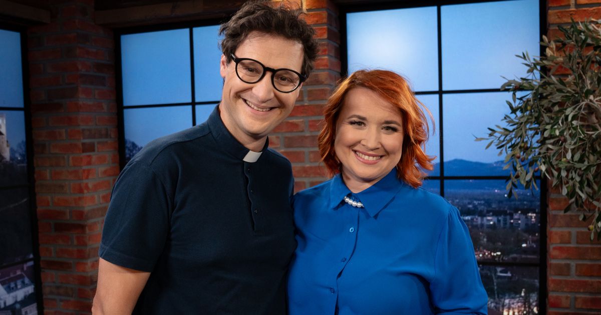 Polzelski župnik Urban Lesjak pri Maji Oderlap - Revija Stop