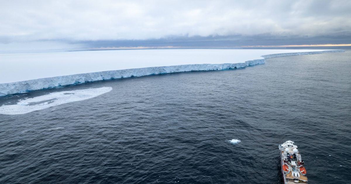 Največja ledena gora na svetu se zopet premika - Svet24.si