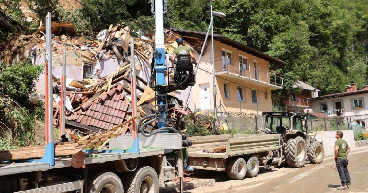 Pomoč prizadetim v ujmi: Komunala pomagala s specialnim vozilom - Svet24.si