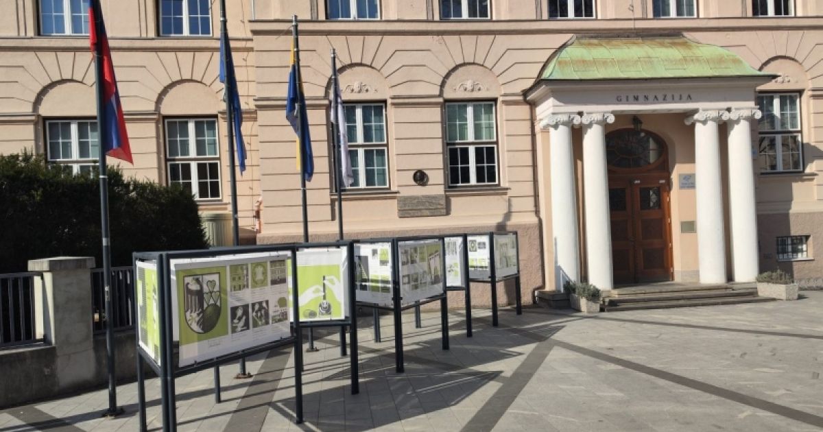 O Kajuhu pred Kajuhovo gimnazijo - Svet24.si