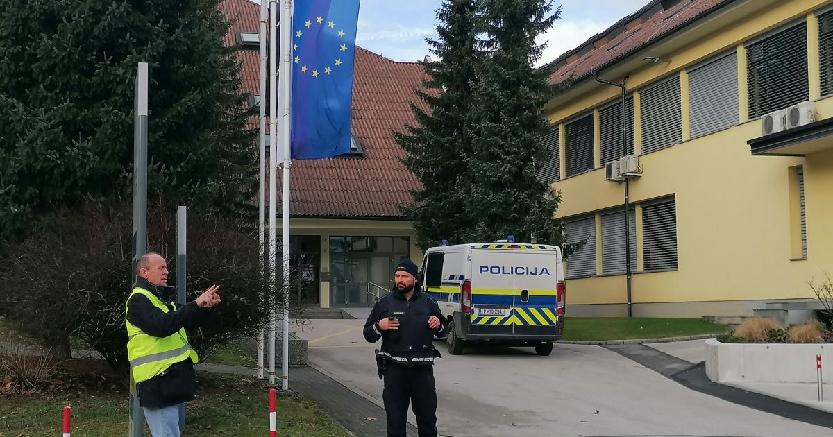 Policija tudi po grožnjah zagotavlja, da so šole varne - Svet24.si